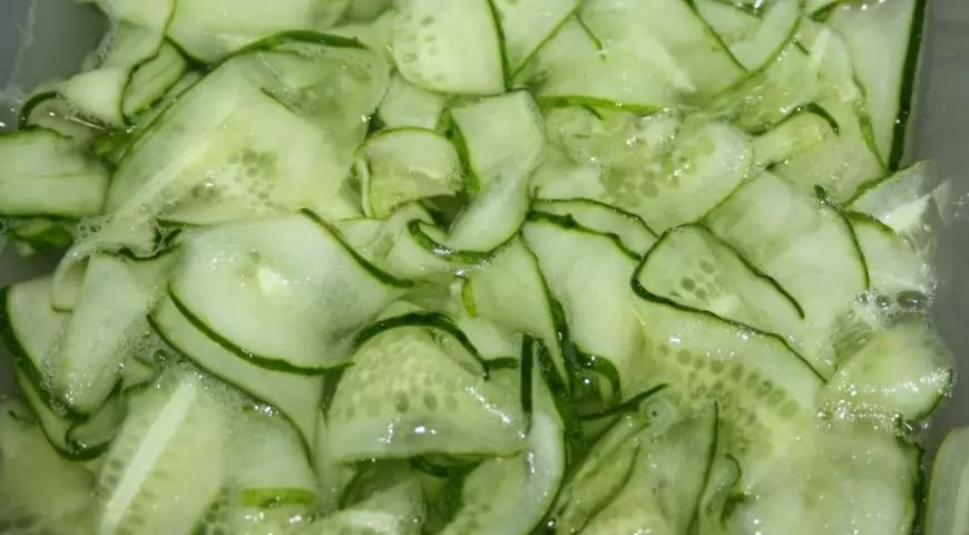 Rinse pepino nga adunay limpyo nga tubig