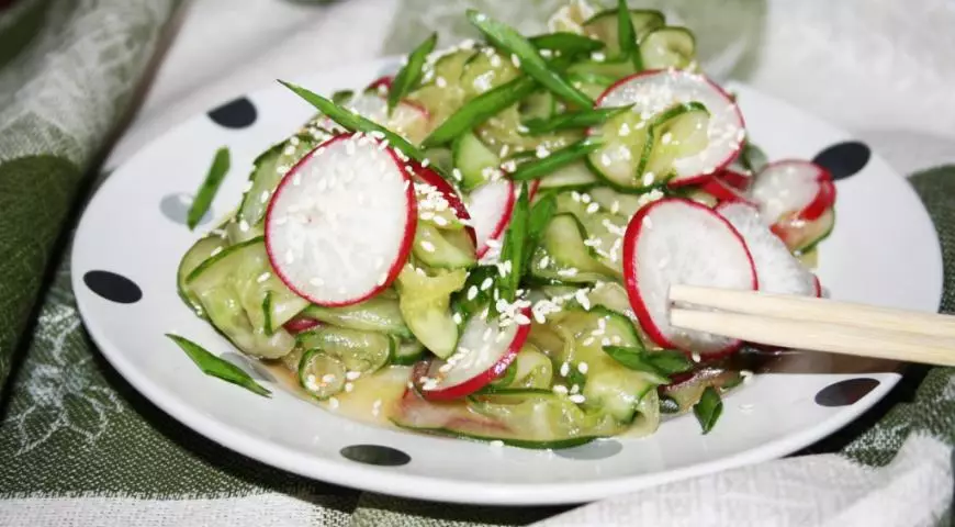 Ang Japanese Cucumber Salad nagdayandayan sa radish ug berde nga sibuyas