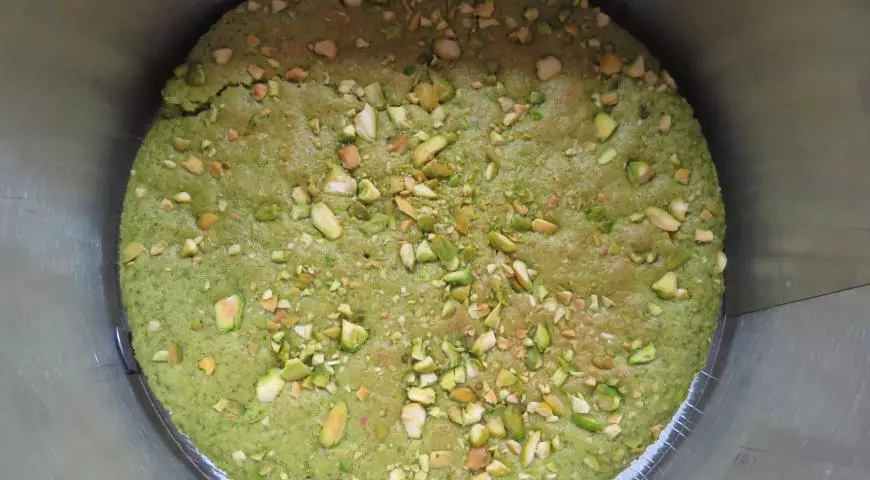 Lê pistachio-koekie in 'n koekvorm