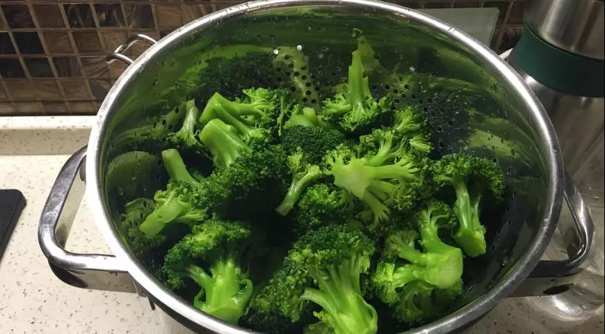 Broccoli ya maji baridi ili kuongeza saladi