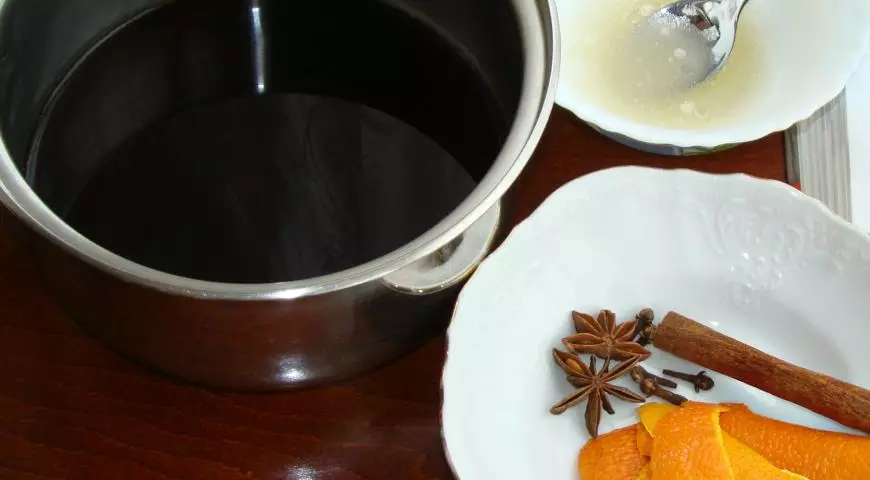 Portwine poured sa senaryo, magdagdag ng isang kasiyahan ng orange, kanela stick, carnation at mga bituin ng Badaina