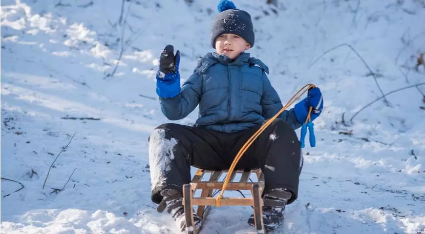 Slide Rolling On Sledding - Manifestació russa