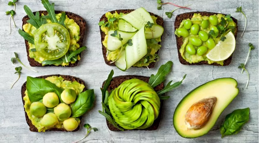 Canape nrog avocado thiab zaub tshiab