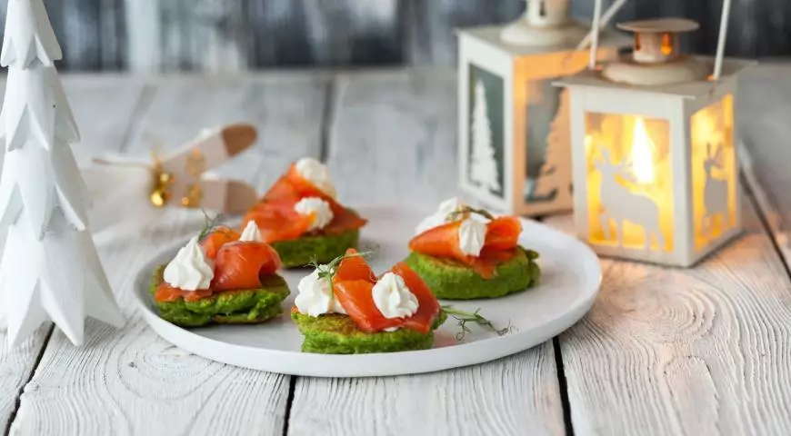 Pea pancakes miaraka amin'ny salmon sy ny voromahery