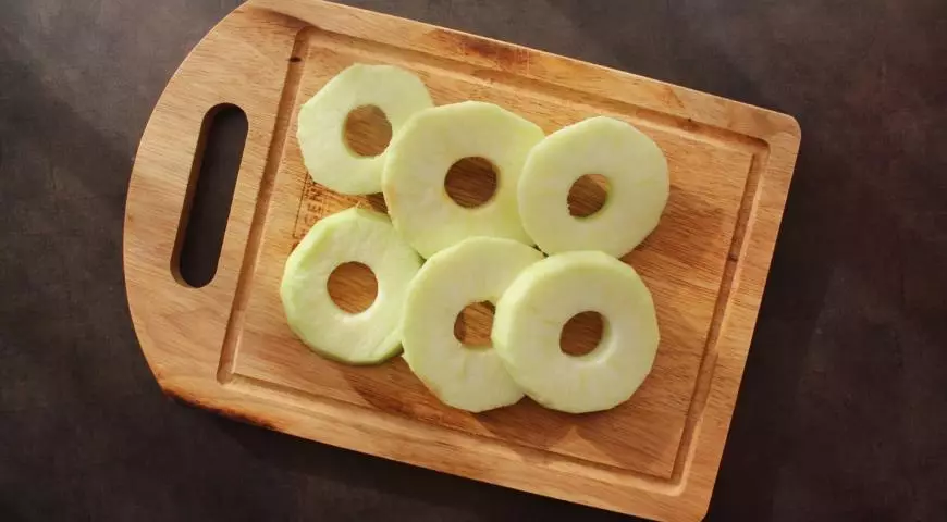Ясни ябълки, нарязани на пръстени и замразяване на кремообразно масло