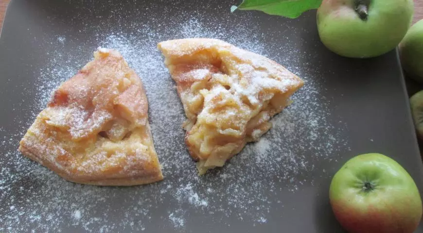 Apple-Pear Panekek ripottele jauhemaista sokeria ja palvele osa