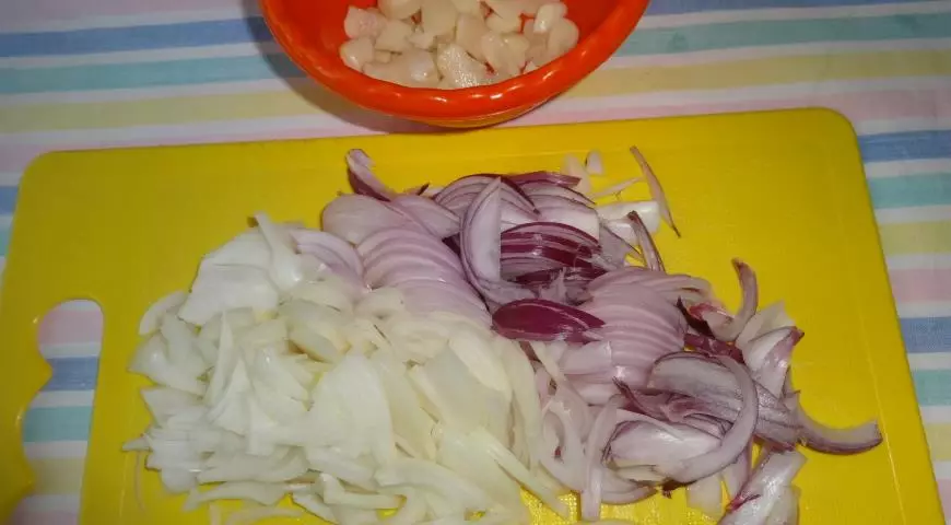 Memotong bawang dan bawang putih