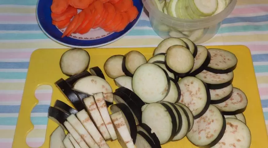 Potong zucchini, terung dan wortel