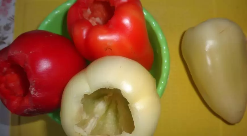 Prepare los pimientos búlgaros, retire el reposapiés y las semillas para cocinar bocadillos