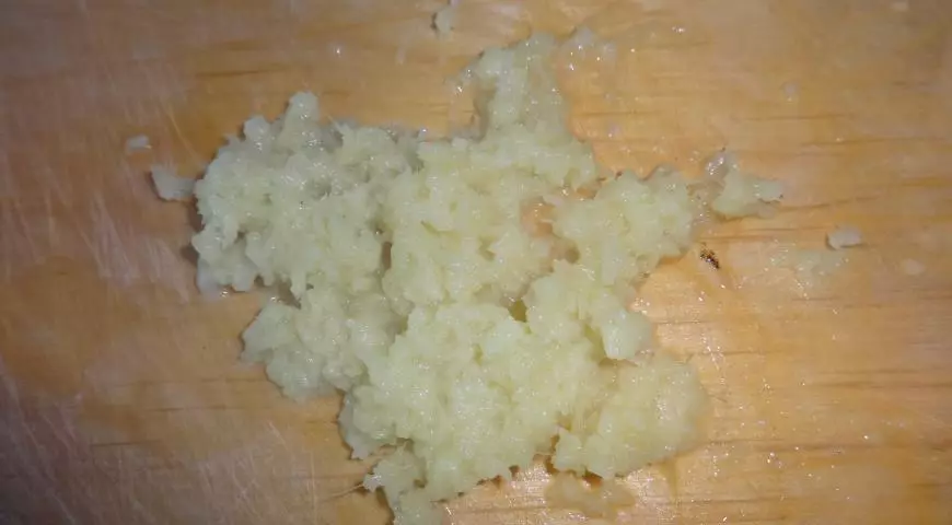 Segure o alho, misture com queijo e maionese