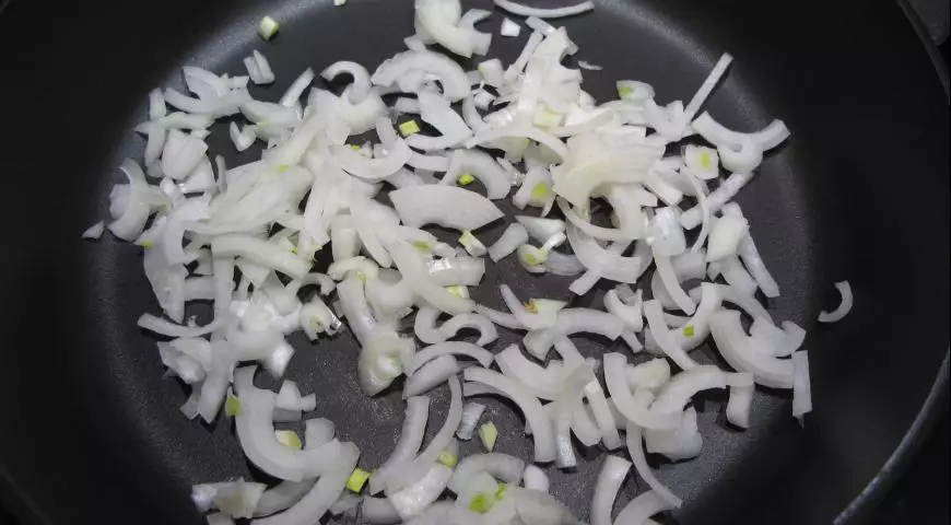 Chop and fry onions on sunflower oil