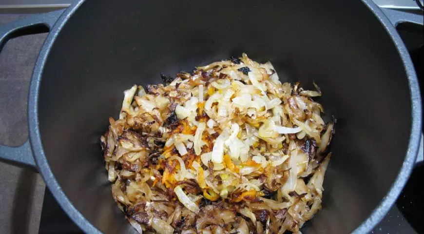 Transfer into cauldron fried vegetables for cooking stewed vegetables