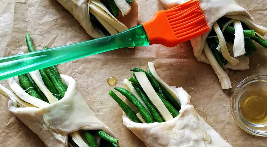 Stock foto gatim recetë: puffs me djathë dhe fasule asparagus, numri i hapit 3