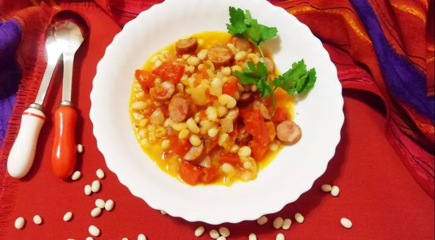 Guiso con frijoles y salchichas ahumadas.