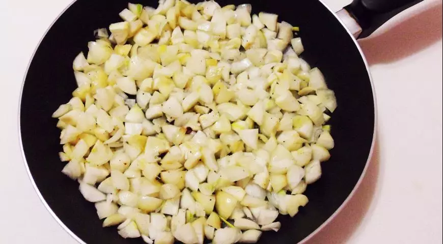 Foto de stock Receta de cocina: estofado con frijoles y salchichas ahumadas, paso número 3