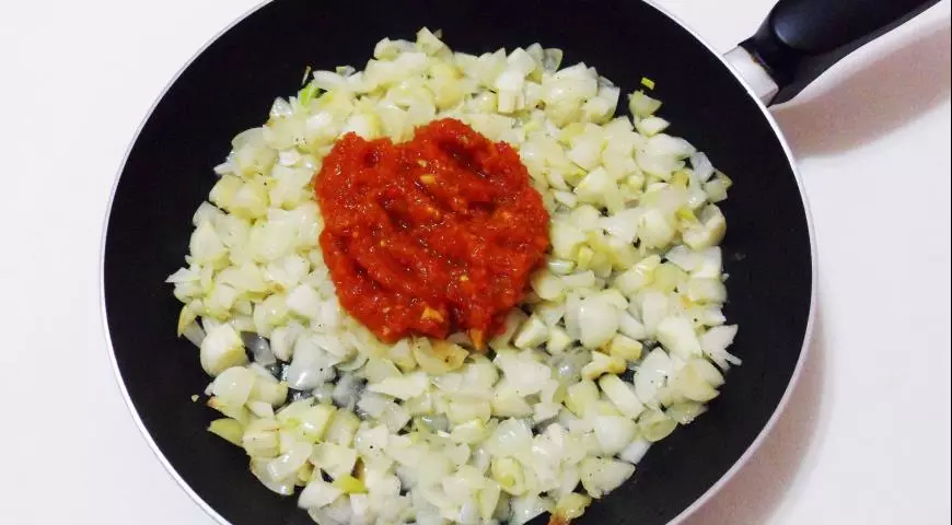 Foto de la preparación de una receta: estofado con frijoles y salchichas ahumadas, paso número 4