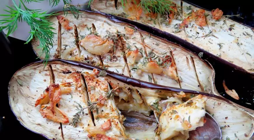 Bake eggplants sliced ​​in Dol with garlic and thyme