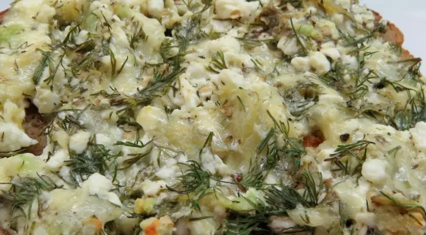 Mix cheese with cottage cheese, add egg, parsley, basil, garlic and dill, spices, eggplant flesh