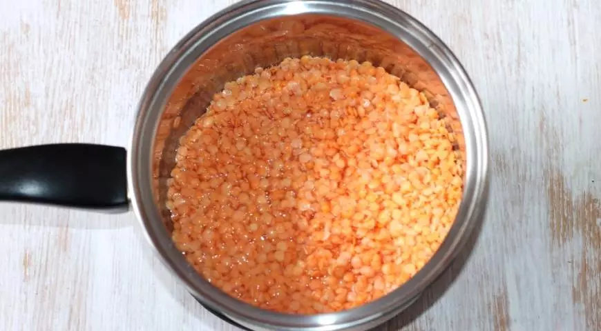 Fotografia de Stock Receita de culinária: Patê em casa de legumes e lentilhas com nozes, passo número 1