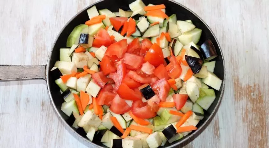 Stock Foto Kachen Rezept: Heem Pate vu Geméis an Lënsen mat Nëss, Schrëtt Nummer 2