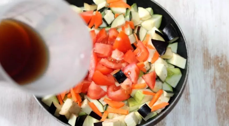 Foto de stock Receta de cocina: Patada del hogar de verduras y lentejas con nueces, paso número 3