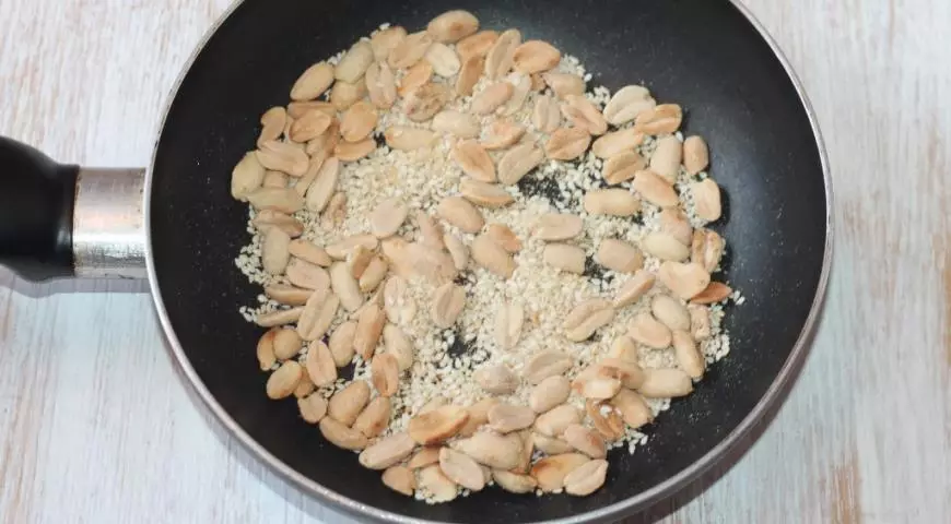 Foto de stock Receta de cocina: Paté de la casa de verduras y lentejas con nueces, paso número 6