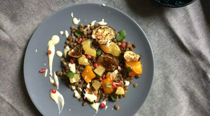 Salade de lentille avec des légumes cuites au four et des copeaux d'aubergines