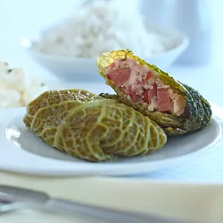 Cabbages bi Tirkiyeyê re, salixkirina salixan û alavan di cookarek hêdî 2 de