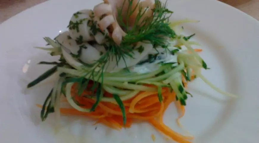 Cuntada salad salad salad oo leh squid iyo khudradda