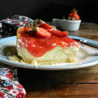 Cake with cottage cheese cream and strawberry