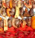 ከቼሪ ሾርባ ጋር ዝግጁ የ Kabab ምግብ