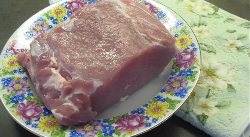Bulliu la carn de porc en aigua salada, brou neta des de l'escuma