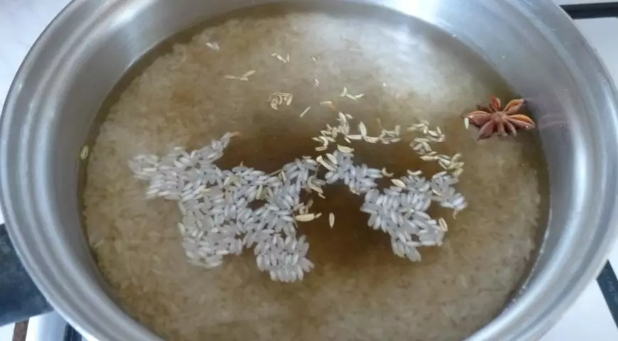 Riz ivre en ajoutant des épices à l'eau