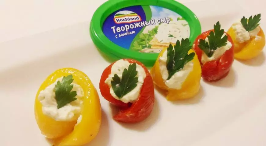 Preparing baked pepper rolls with cottage cheese