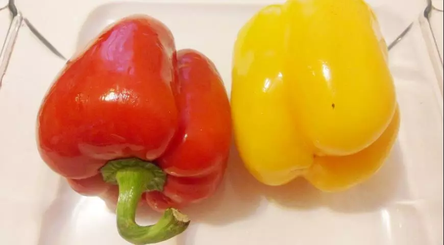 Bake the Bulgarian pepper in the oven by sprinkling it with olive oil