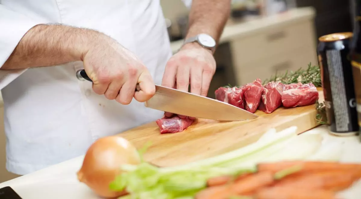 Photo of the preparation of the recipe: meat stewed in beer, step number 1