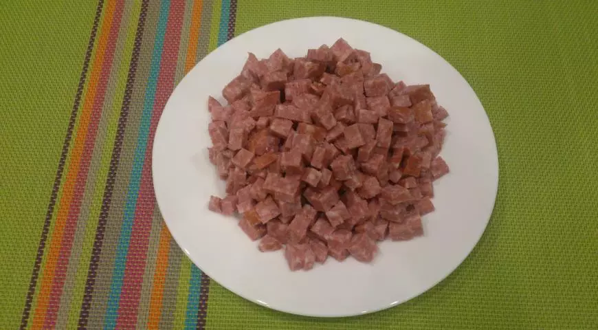 Cut the servelate cubes for cooking soup