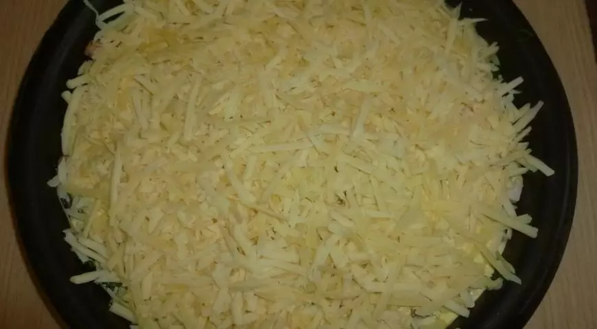 Kujaza, sisi harufu cheese iliyokatwa, kumwaga unga uliobaki, kuoka