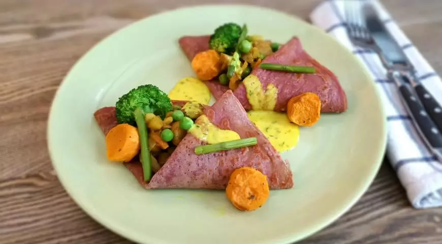 Beetroite pannkakor med grönsaker och currysås