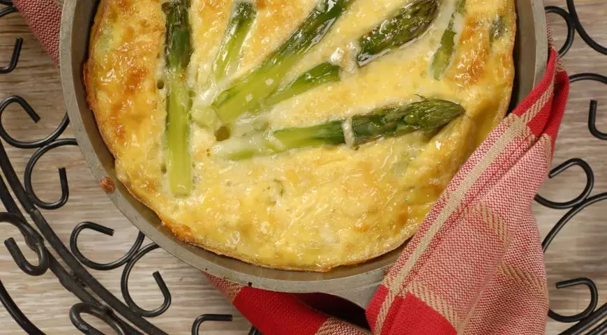 Asparagus ਨਾਲ omelet