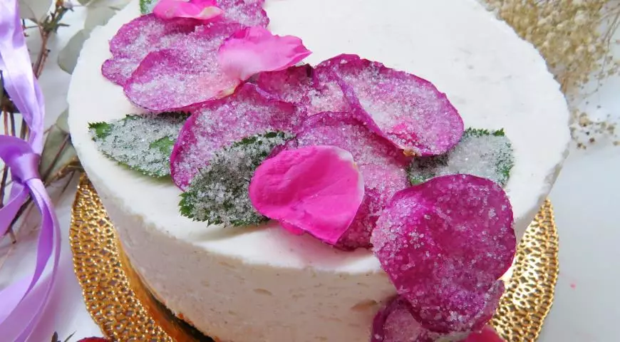 Dekorasyon ng cake petals ng candied at sariwang rosas.
