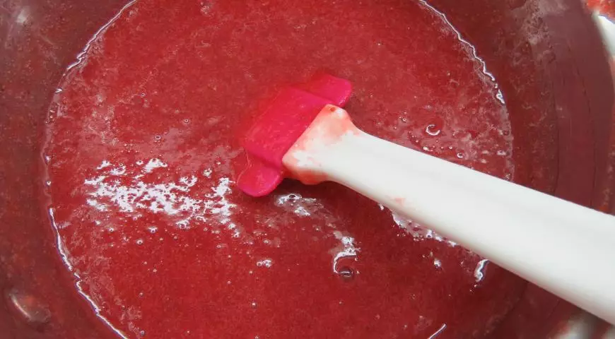 Preparéieren Äerdbieren rosa Jelly