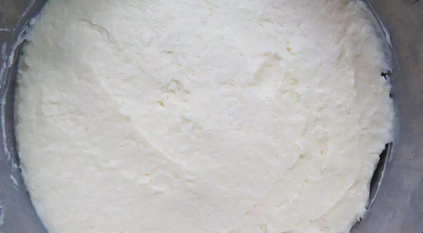 Ikonekta ang isang meringue sa pangunahing cream