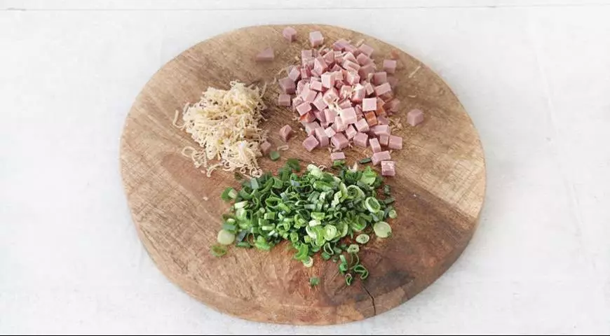 Preparu ingrediencojn por plenigi antaŭ pipro-plenigaĵo