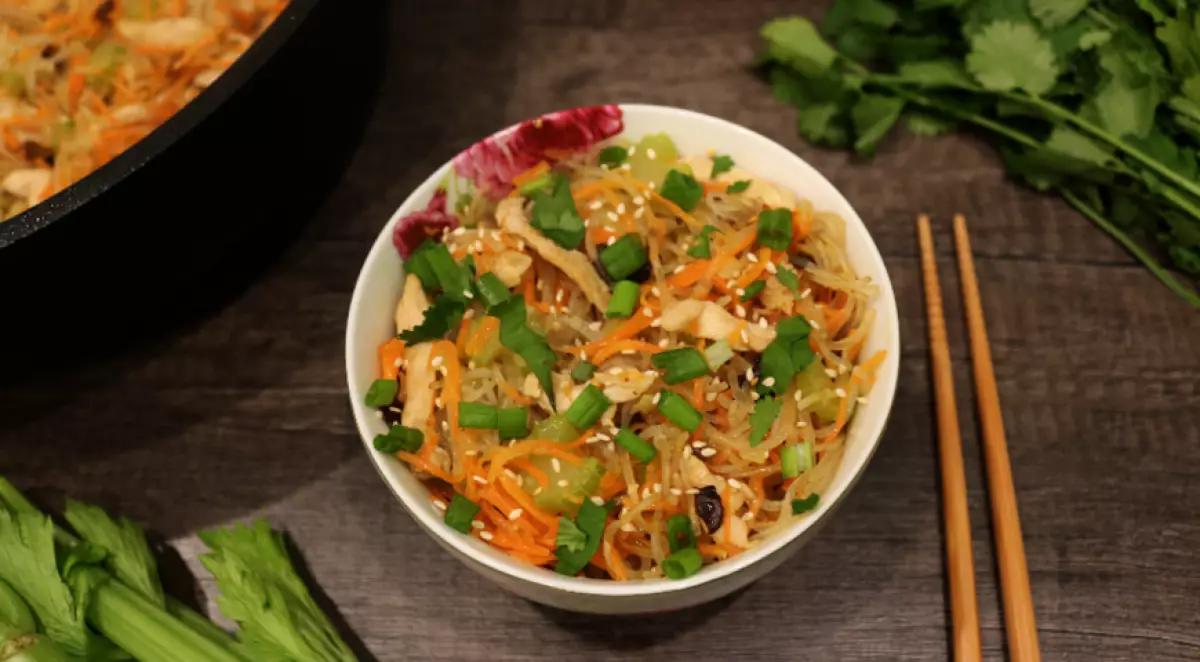 Mie kacang dengan saus cappa di Korea berbaring di atas piring, dihiasi dengan hijau