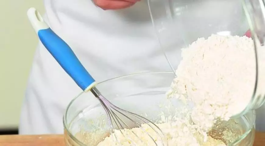 Foto vārīšanas recepte: siera pīrāgs, 2. solis