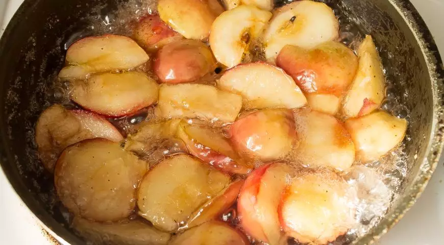 Manzanas caramelizantes