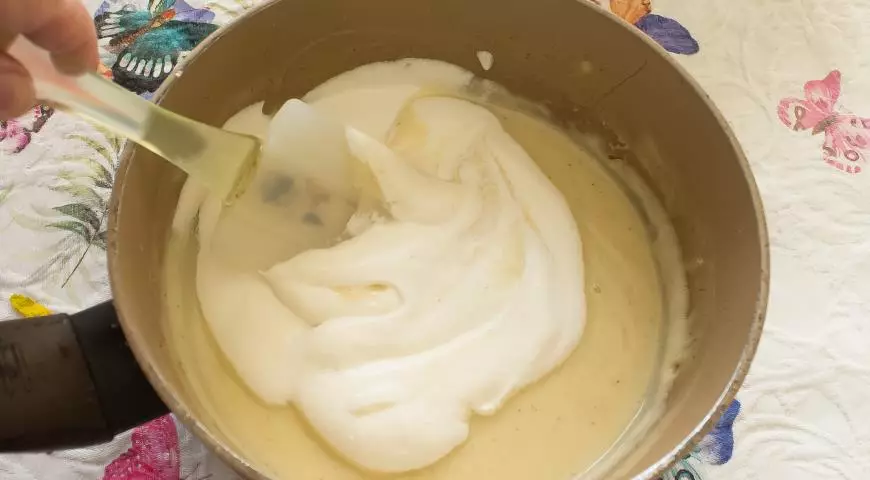 En la crema añade la crema batida