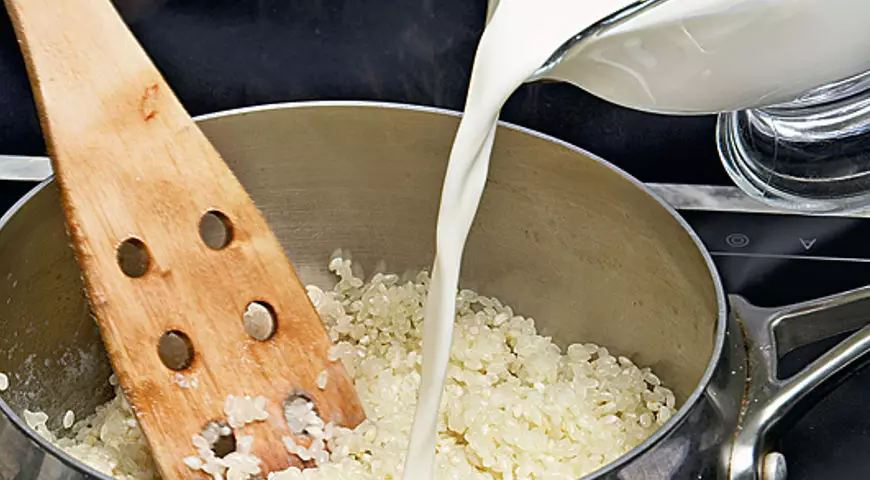 Foto nan preparasyon an nan resèt la: Risotto ak chokola ak karamelize abriko fin chèch nèt, nimewo etap 1