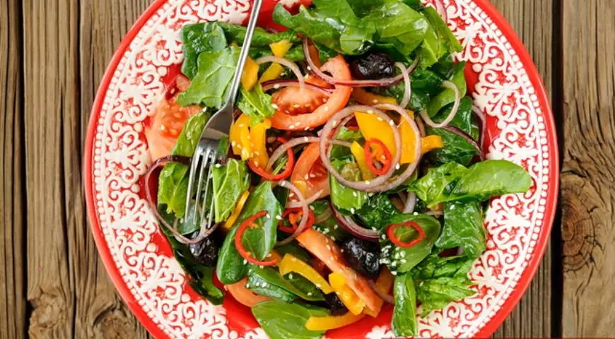 Salad terang dengan tomato, bayam dan sicilian mengisi minyak